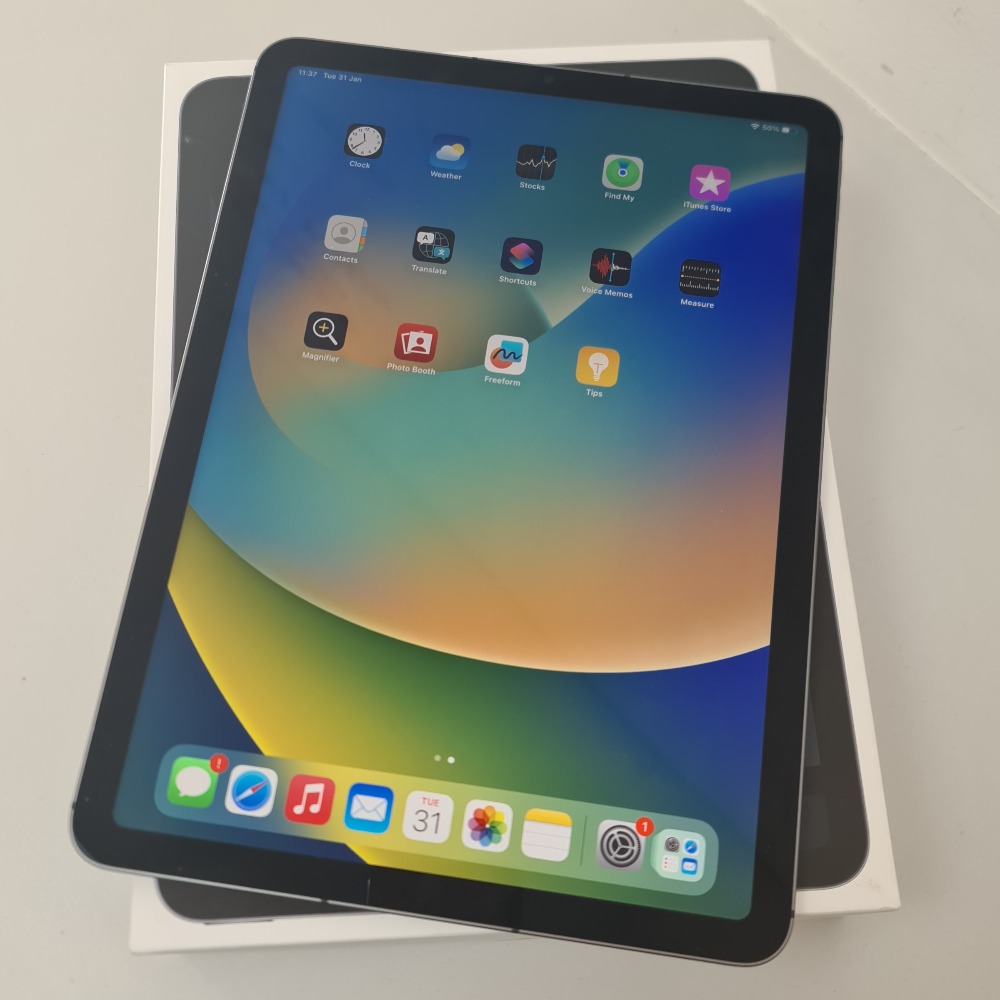 Pre-owned Apple iPad Air 5th Generation 64GB AND KEYBOARD Wi-Fi ...
